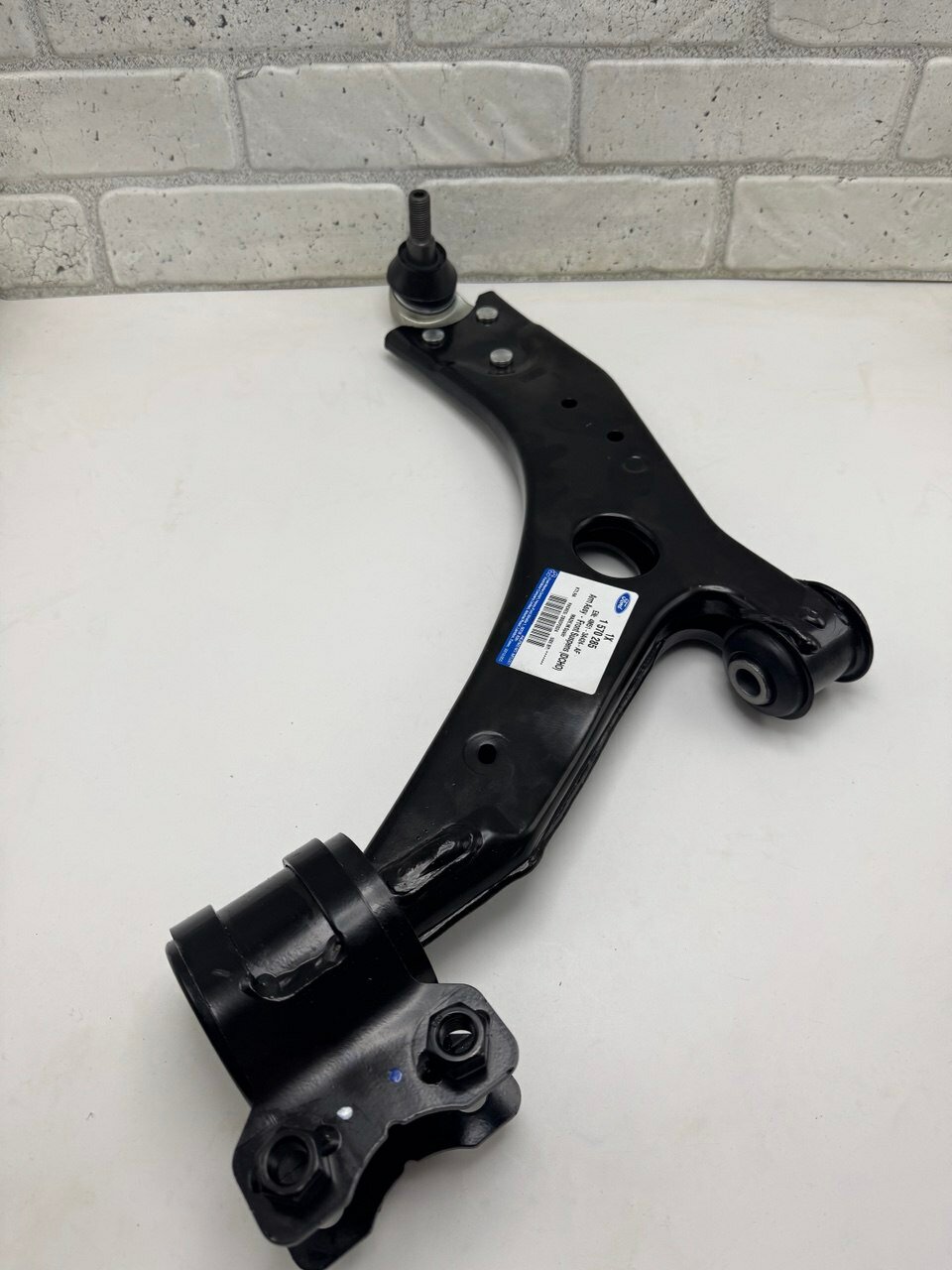 1570285 Оригинальный передний левый рычаг Ford Focus-II (21mm)