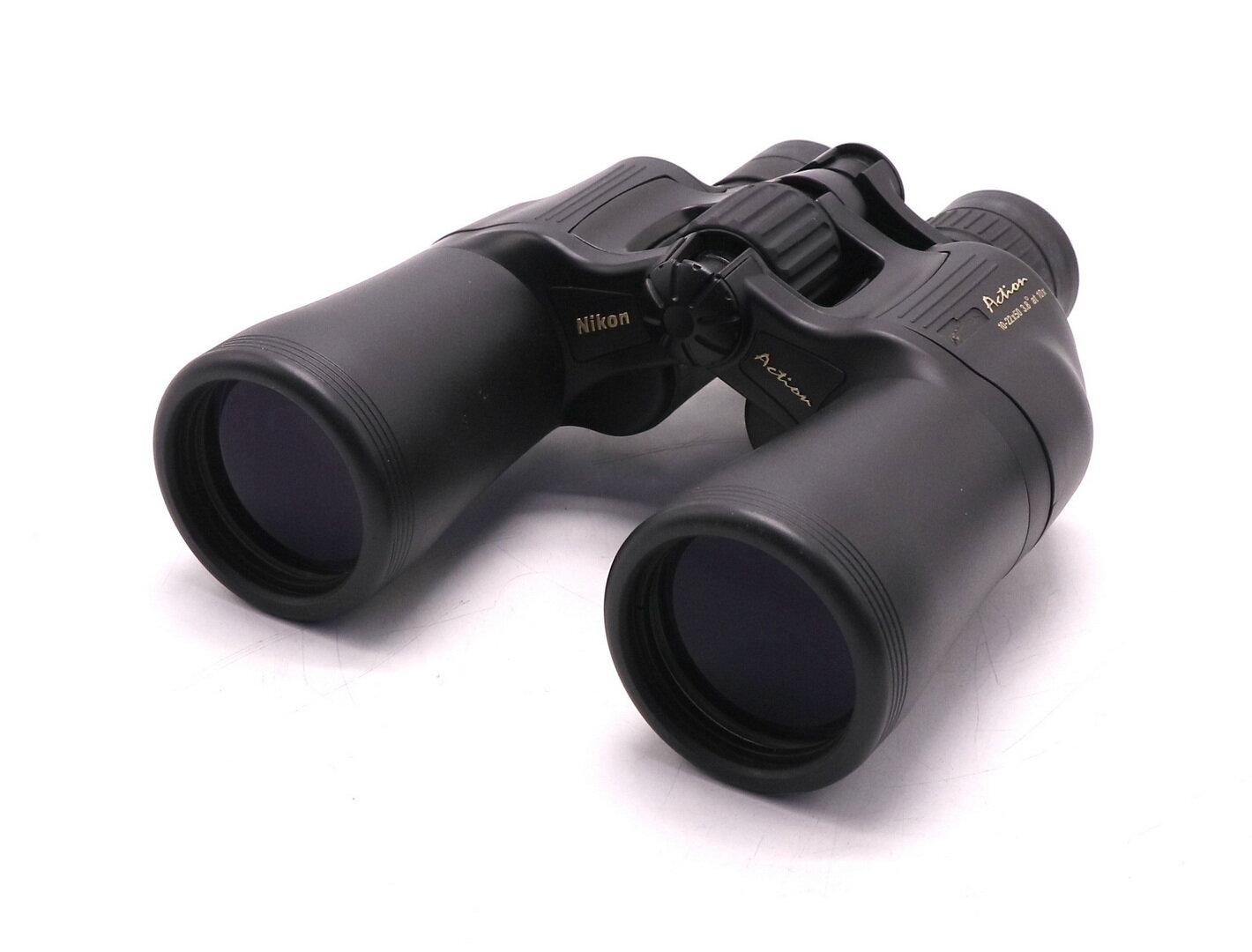 Бинокль призменный Nikon Action 10-22X50 CF