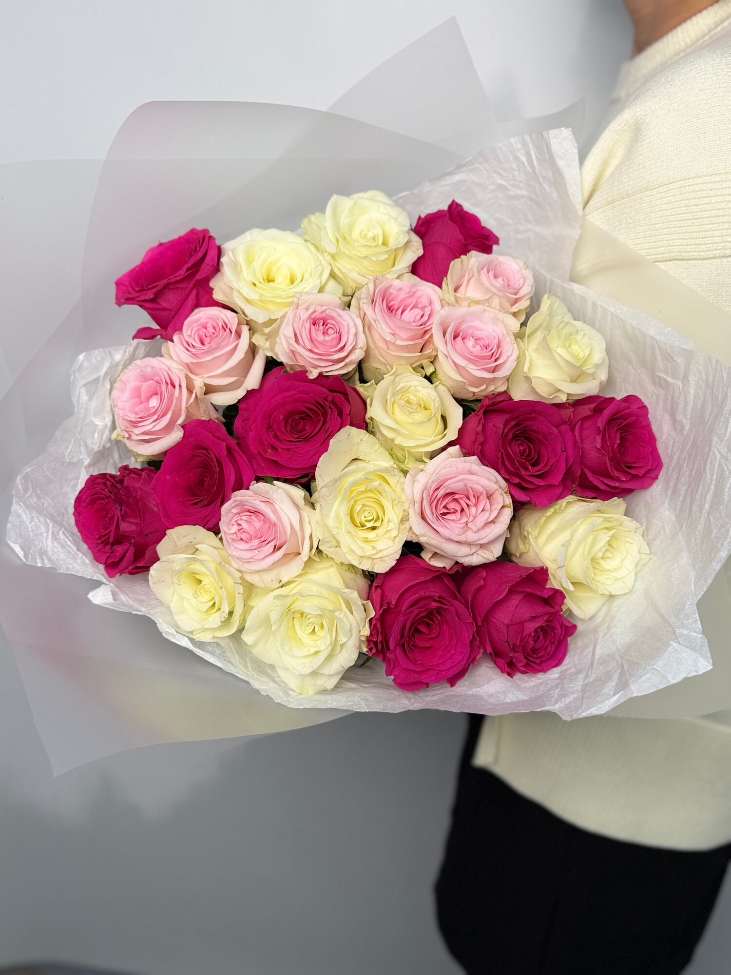 Букет из 25 Кенийских Роз "Микс Оттенков", Дизайнерская Упаковка, Лаконичный Дизайн, записка в подарок