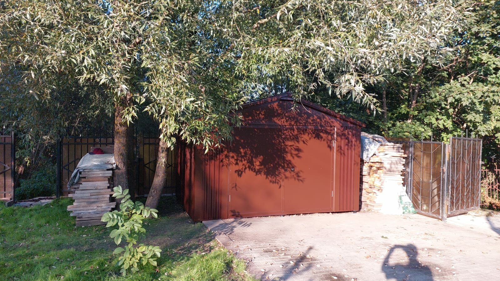 Хозблок со сборкой на сваи, ширина 3,84м длина 2,85м, дверь 240см, пол металл.