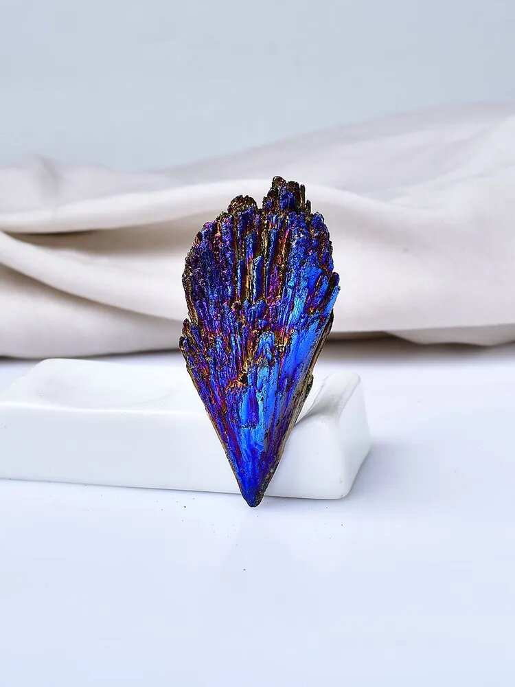 Натуральный камень "перьевой турмалин" с цветным напылением, необработанный (4-6 см 2 шт)