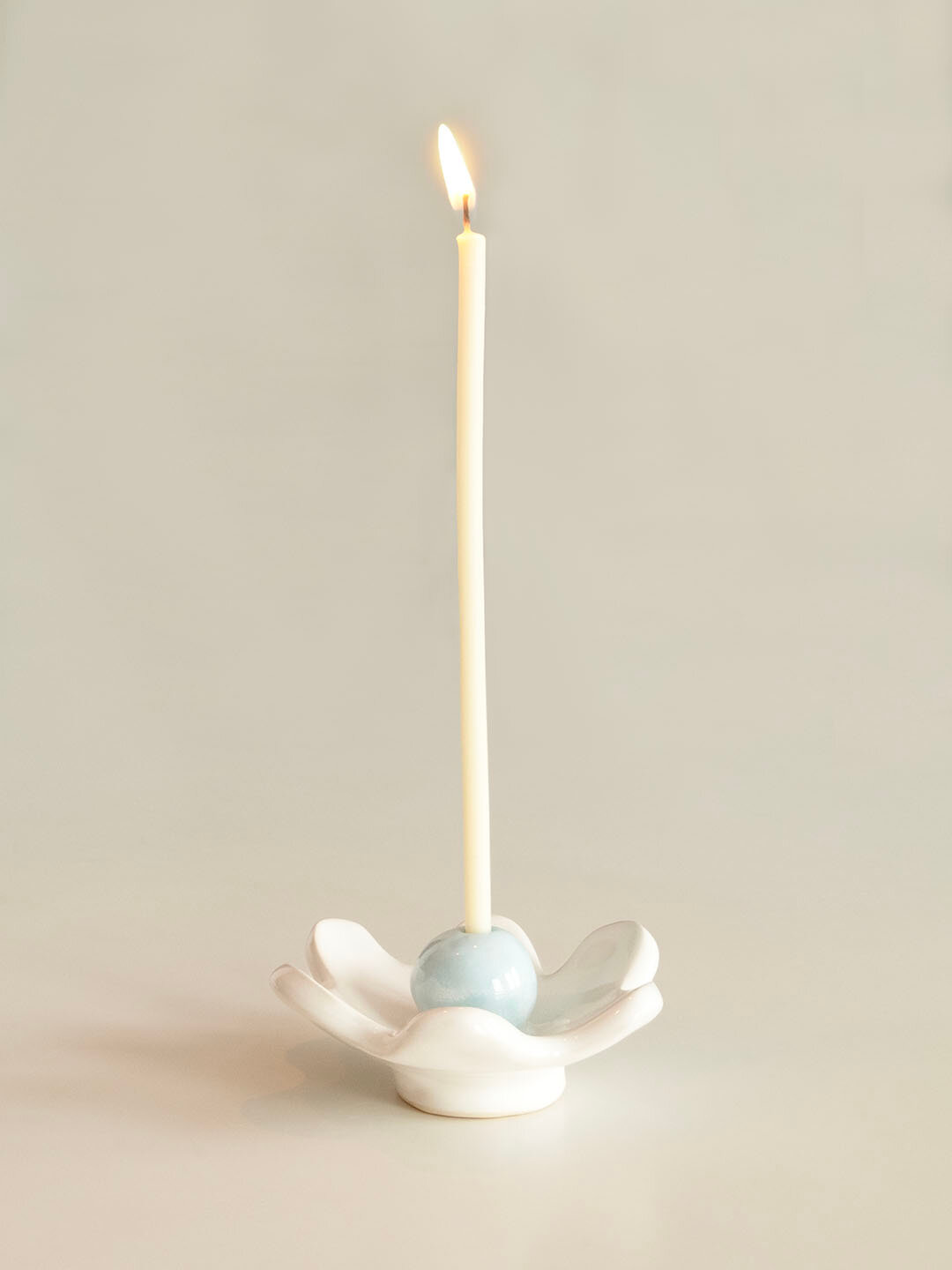 Подсвечник "Очертания", керамика, в форме цветка, белый с голубым