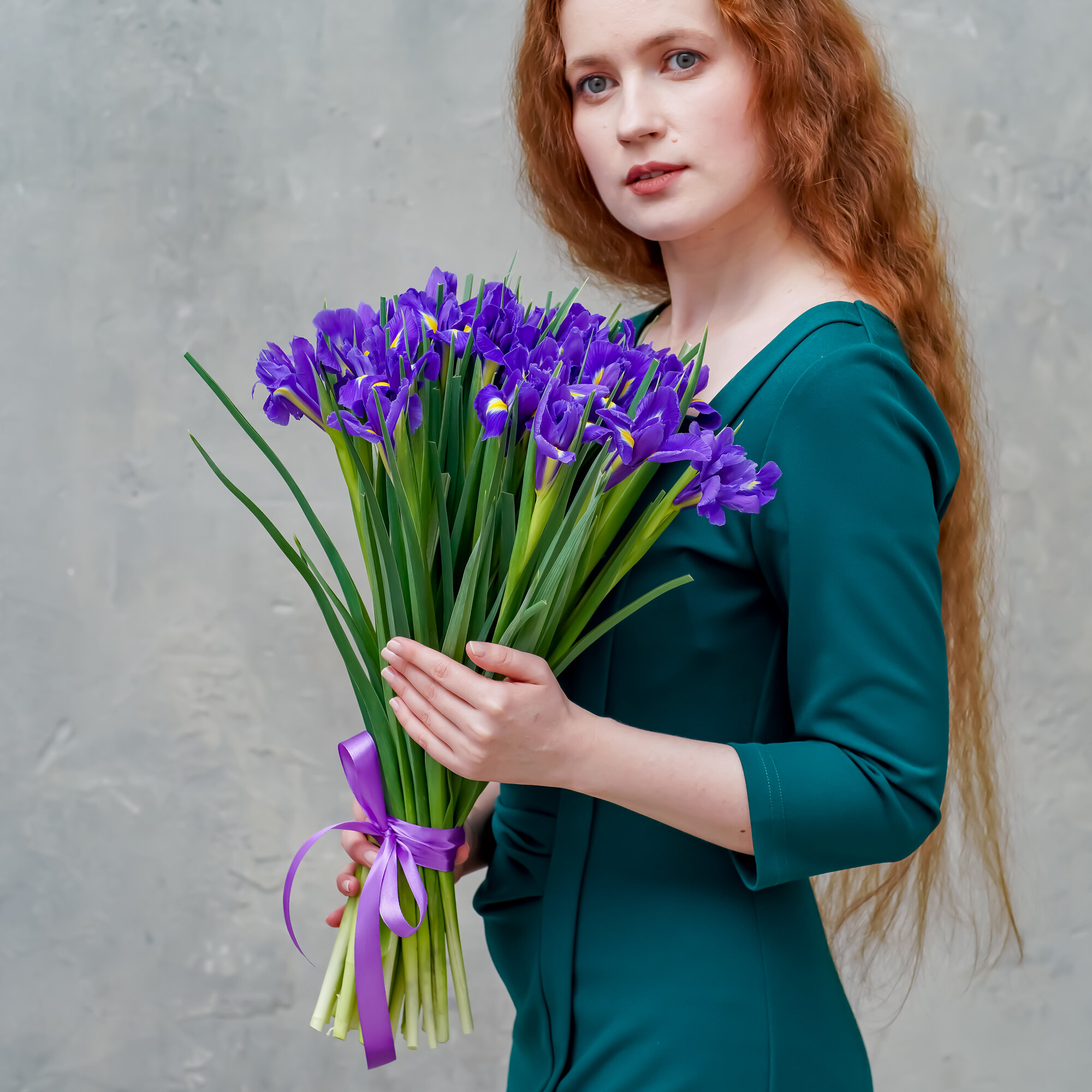 Букет живых цветов Flor-Pro Flowers из 15 синих ирисов с атласной лентой — фото 1