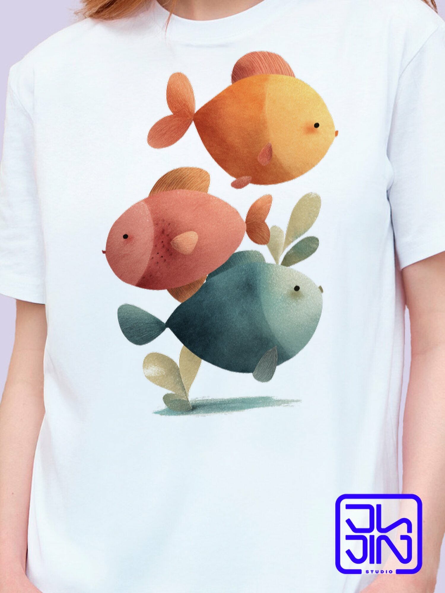 Футболка классическая женская с авторским принтом Бирюзовая, оранжевая и розовая рыба в морской волне с зелеными водорослями, белый хлопковый трикотаж с прикольным рисунком на груди