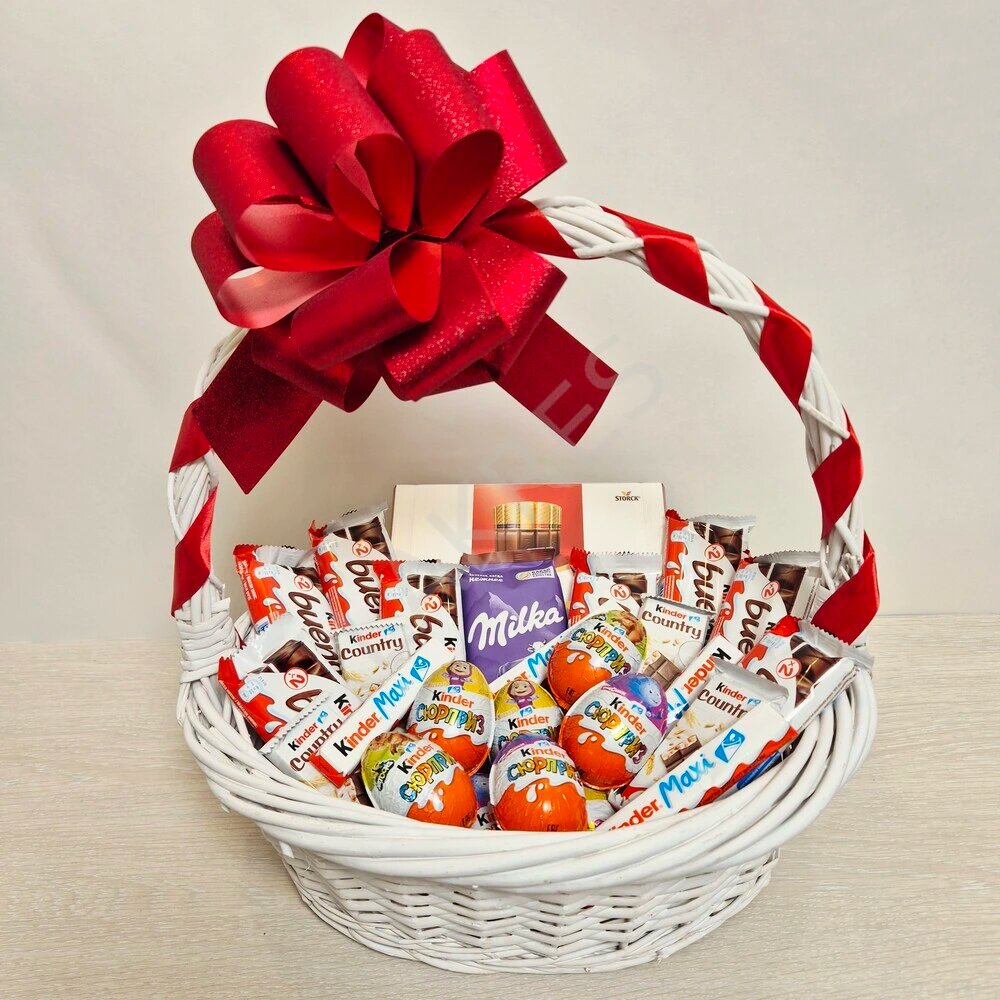 Подарочная корзина киндер шоколада с конфетами Мерси, диаметр 35 см