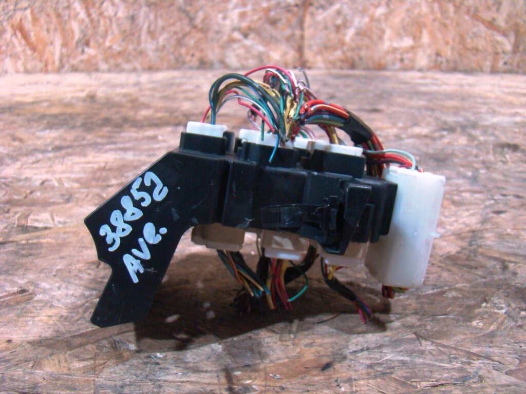 Toyota Avensis 2 Блок предохранителей салонный 8273405020