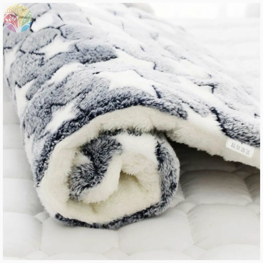 Плед-подстилка флисовый для собак, кошек /Теплый коврик, подстилка в лежанку для щенков, котят/Зимний плед для лежанки, покрывало, одеяло для животных