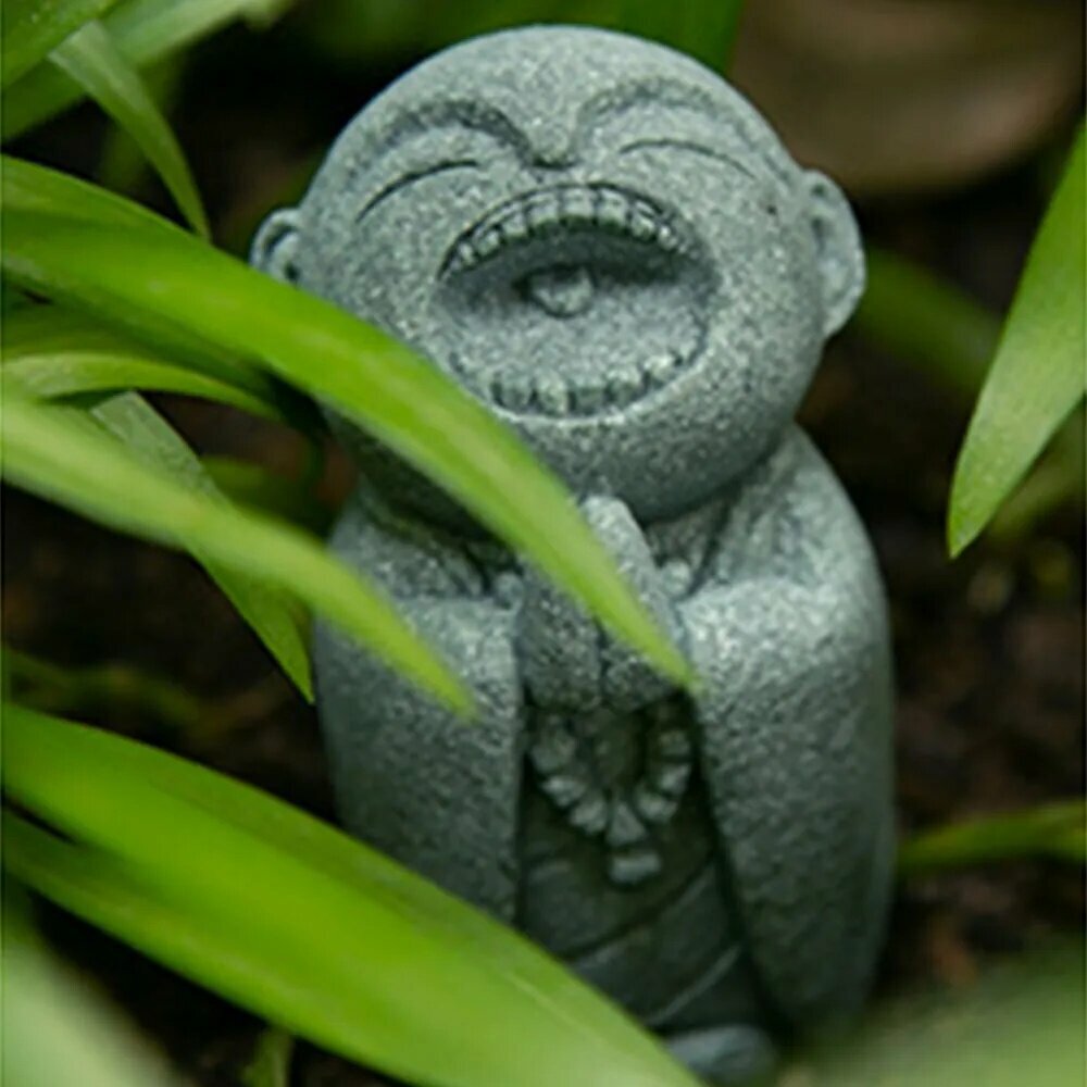 Японский аквариум в форме фигурки Дзидзо