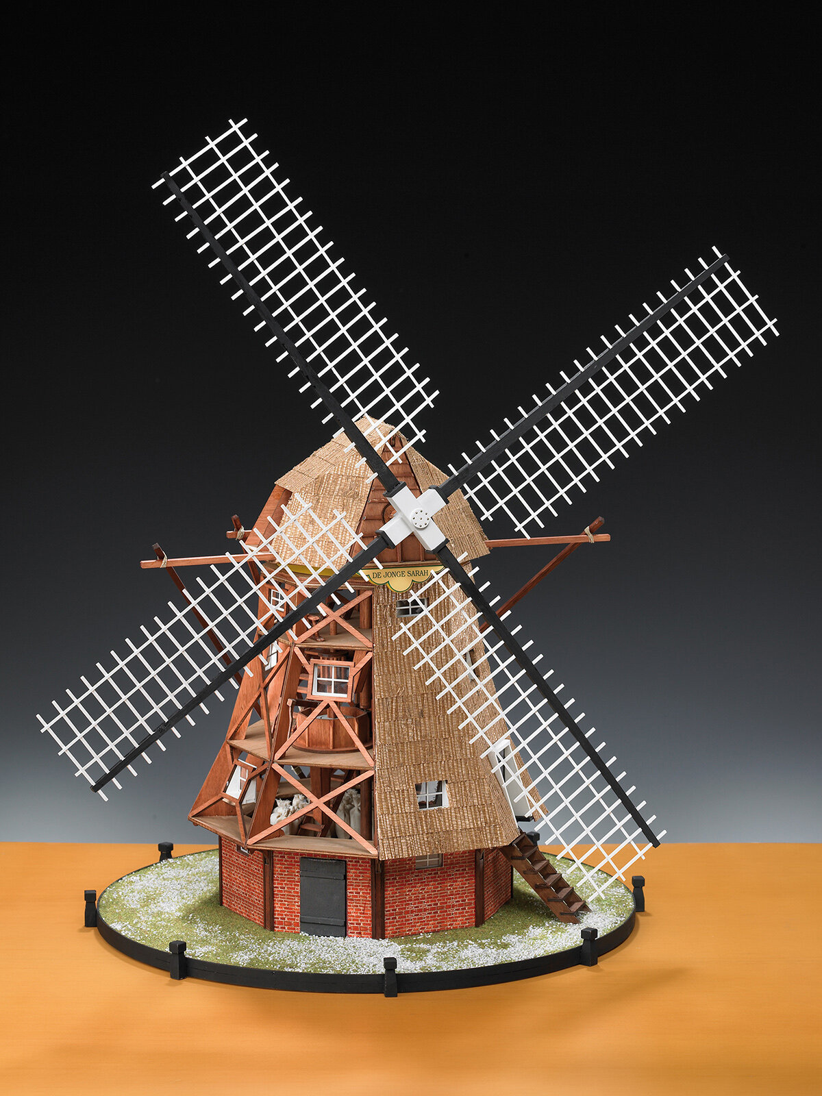 Сборная модель от Amati, Голландская мельница, 180 часов, М.1:30
