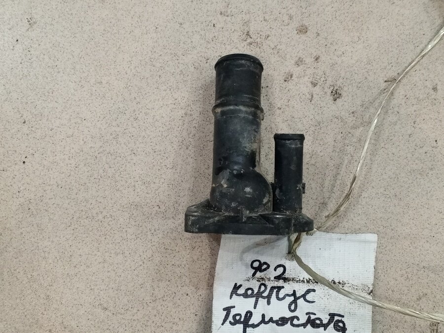 Корпус термостата от Ford Focus 2 2008-2011