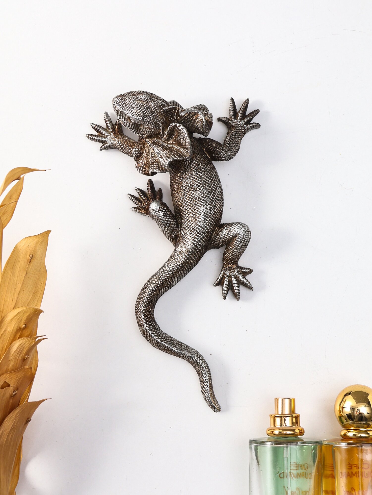 Панно настенное полистоун «Плащеносная ящерица», под чернённое серебро, 21×11.5×4.5 см