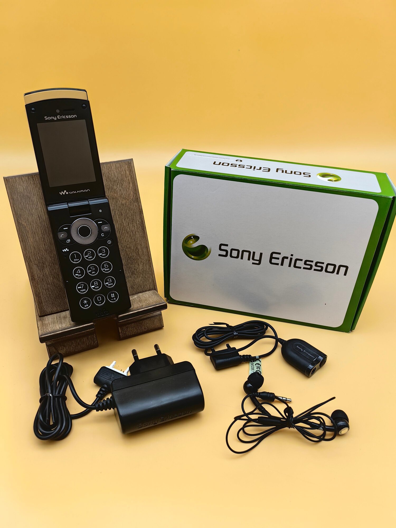 Мобильный раритетный кнопочный телефон раскладушка Sony Ericsson W980i, Черный