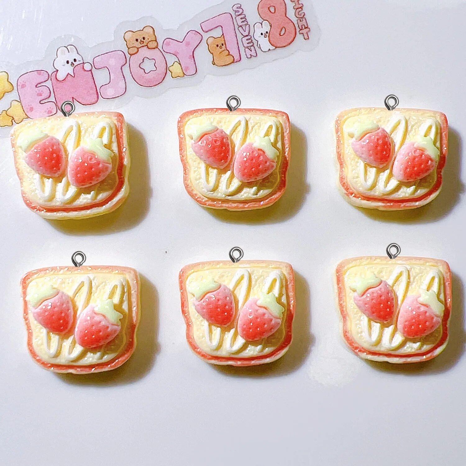 Подвески из смолы с клубникой и хлебом 3