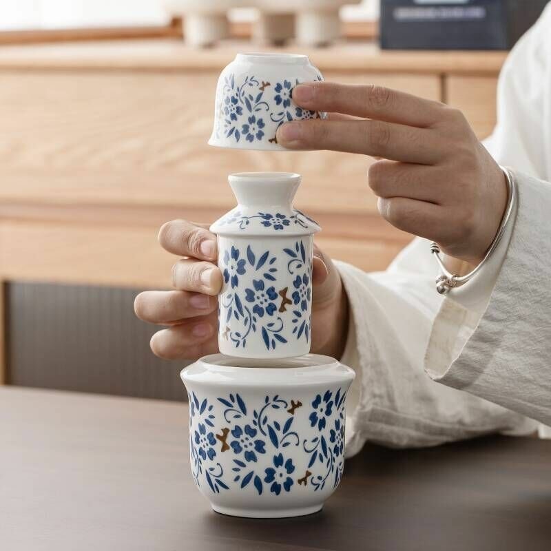 Набор для подачи и подогрева саке и вина "Синие цветы", керамика. Кувшин с водяной баней и стопки в переносной сумке. Восточный стиль