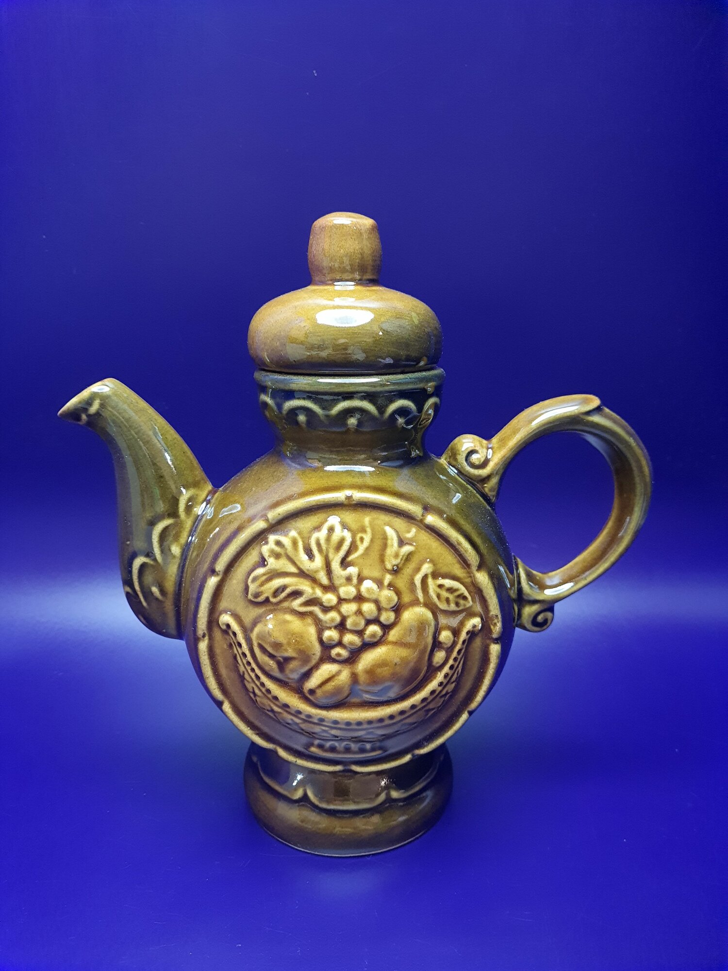 Чайник винтажный заварочный с рельефным декором, керамика, цветные поливы, Волгоградский керамический завод, СССР, 1974-1984 гг.