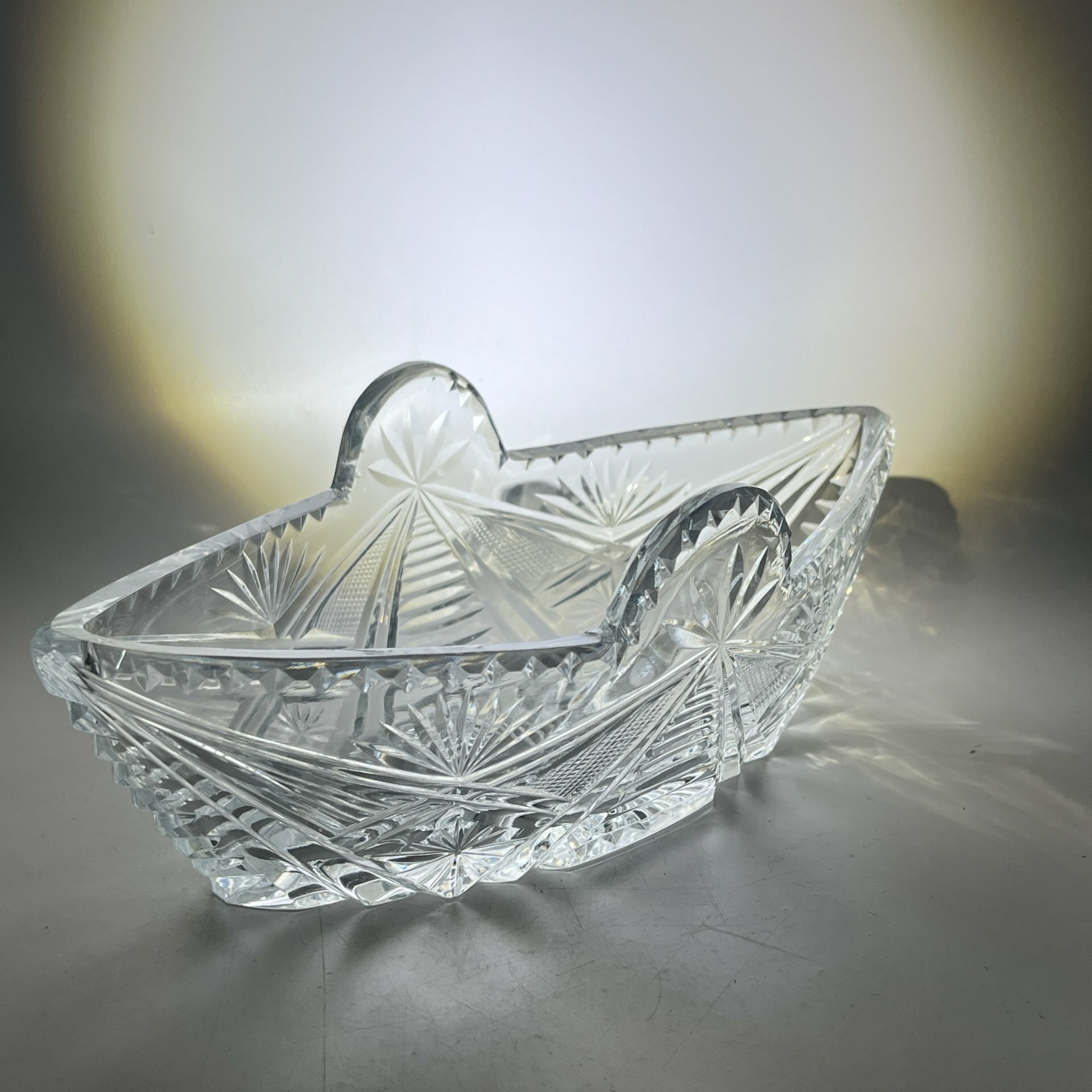 Салатник-ладья с резным геометрическим декором, хрусталь, алмазная грань, СССР