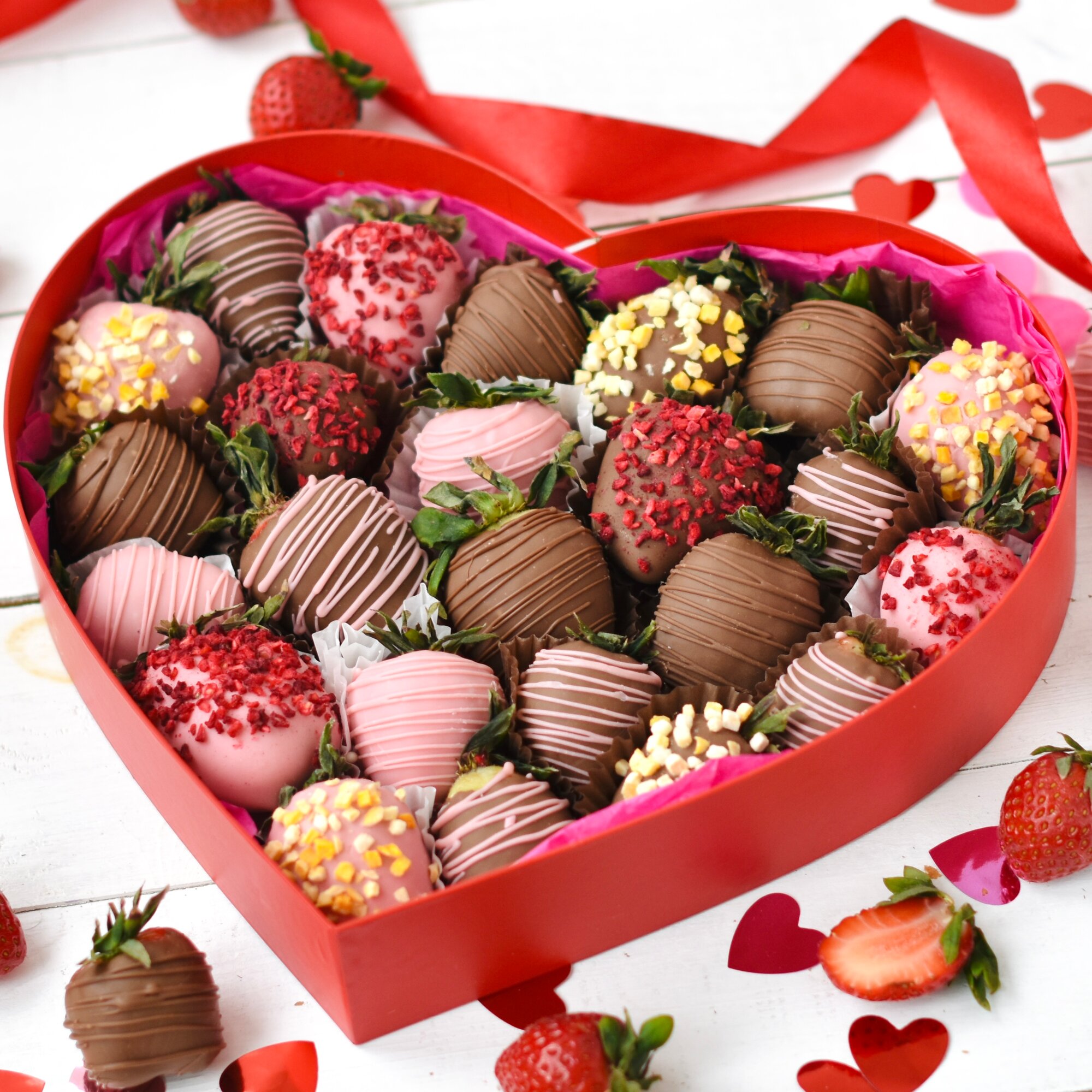 Клубника в шоколаде в коробке шляпной , сердце - подарок на день рождения девушке