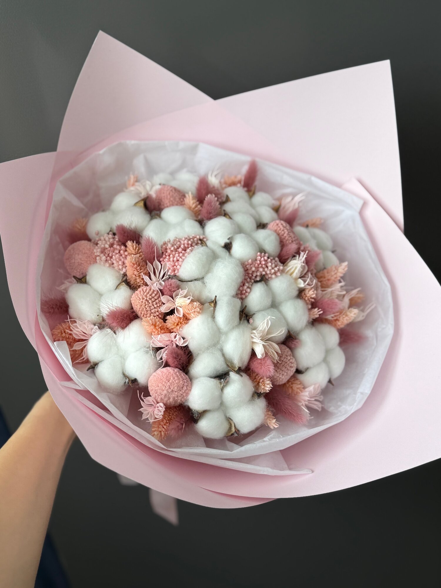 Букет из хлопка, краспедии и озотамнуса розовый