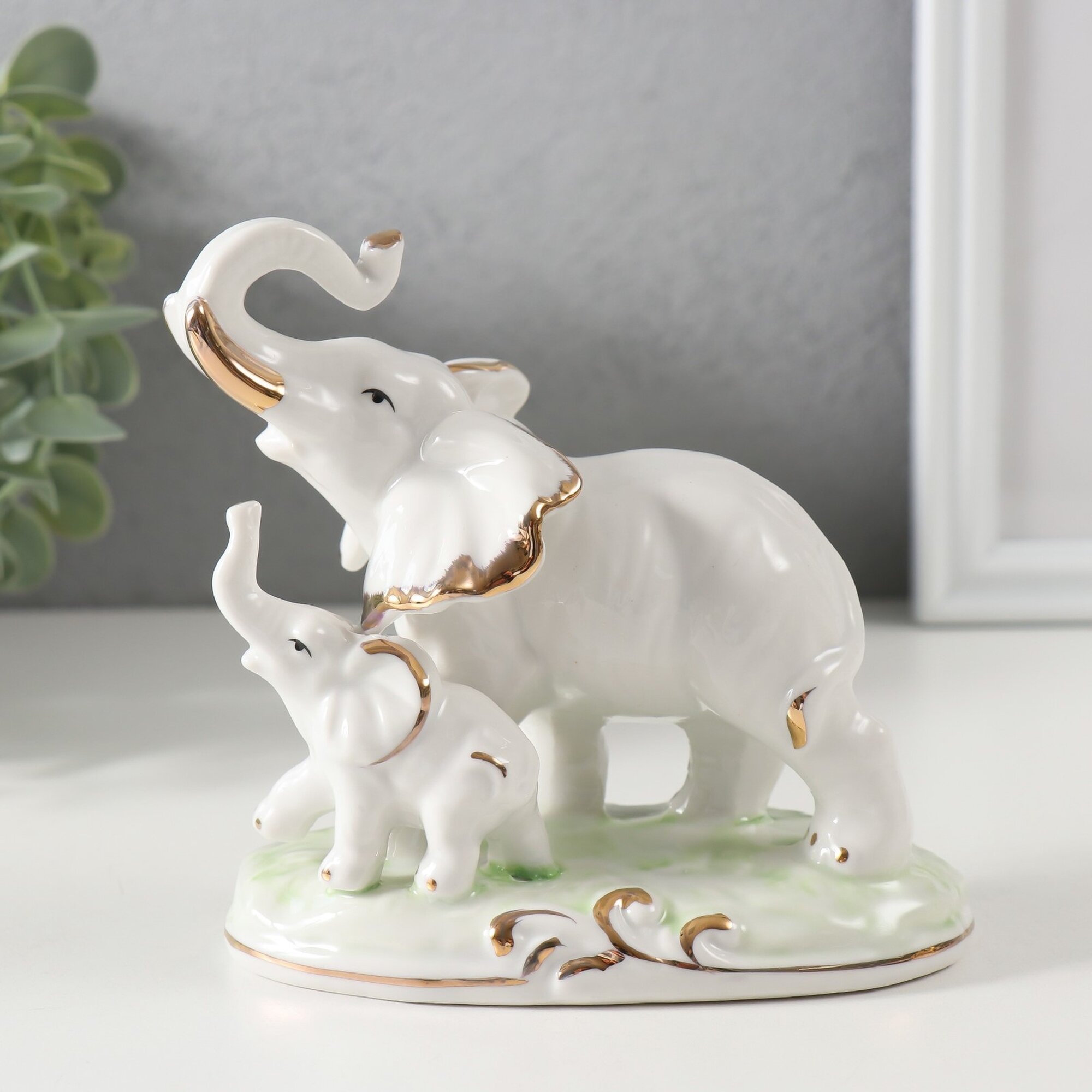 Фигурка керамика «Прогулка слона и слонёнка», белый с золотом, 12.2×12.7×7.2 см