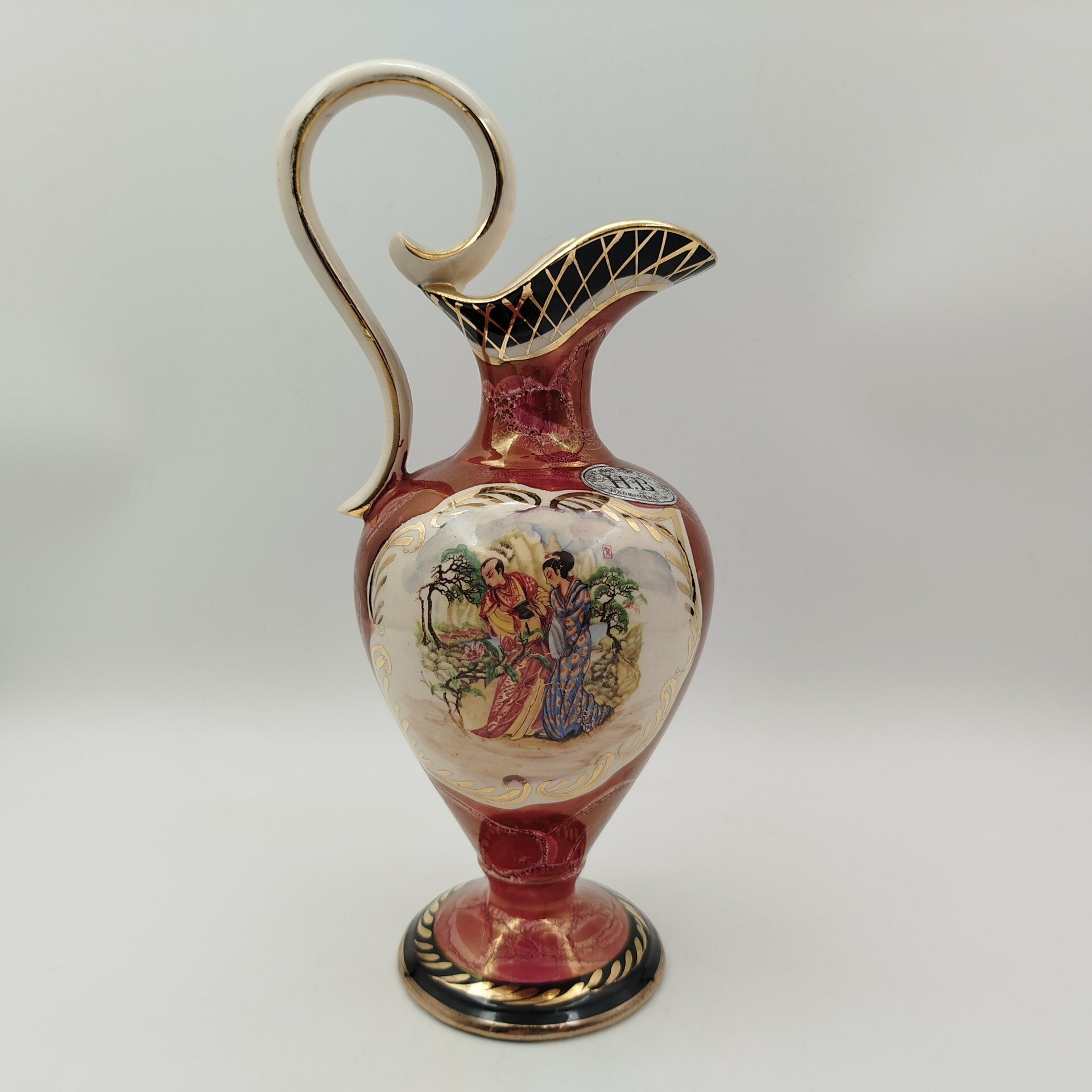 Кувшин с фигурной ручкой, украшенный изображением любовной сцены в саду