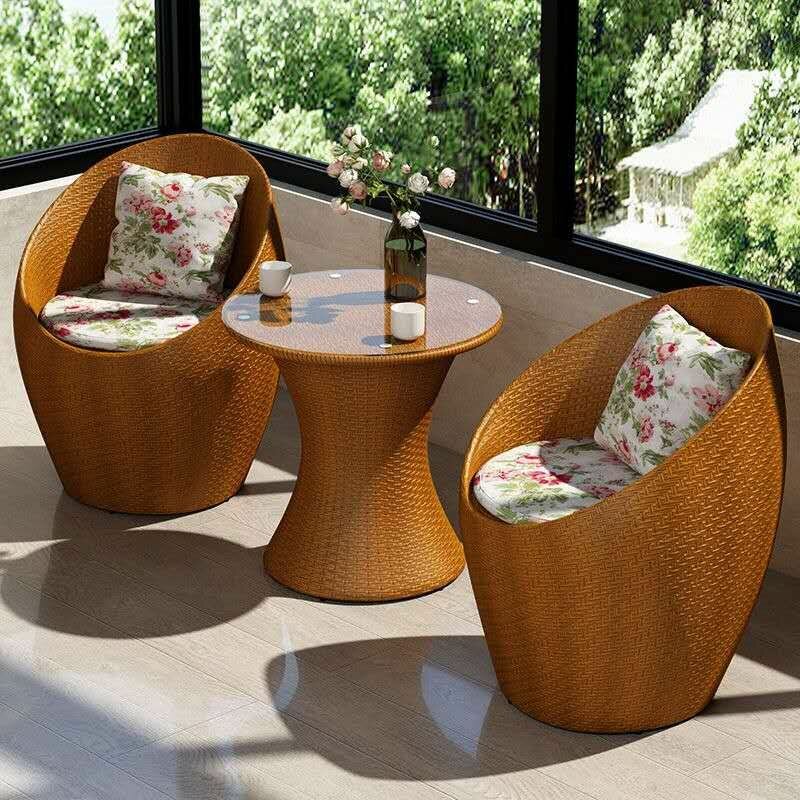 Набор из трех предметов плетеной мебели для балкона или террасы: стол + два стула.12