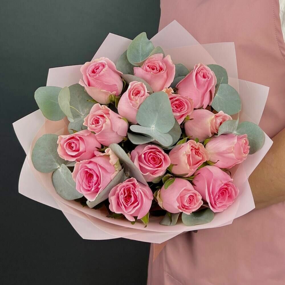 Букет живых цветов. Розовые одноголовые Розы 15 шт и ветки Эвкалипта