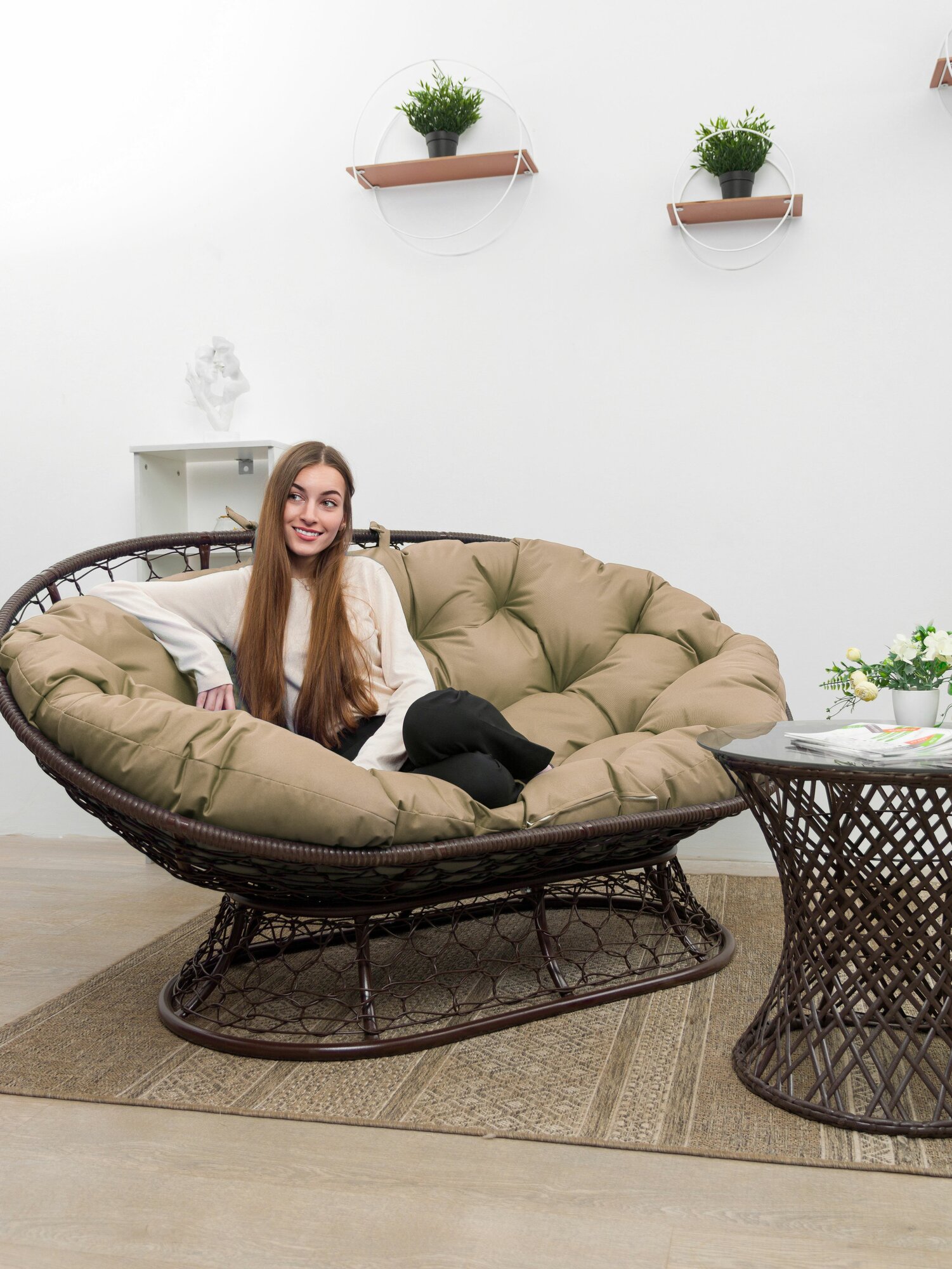 Диван мамасан с ротангом коричневый, бежевая подушка