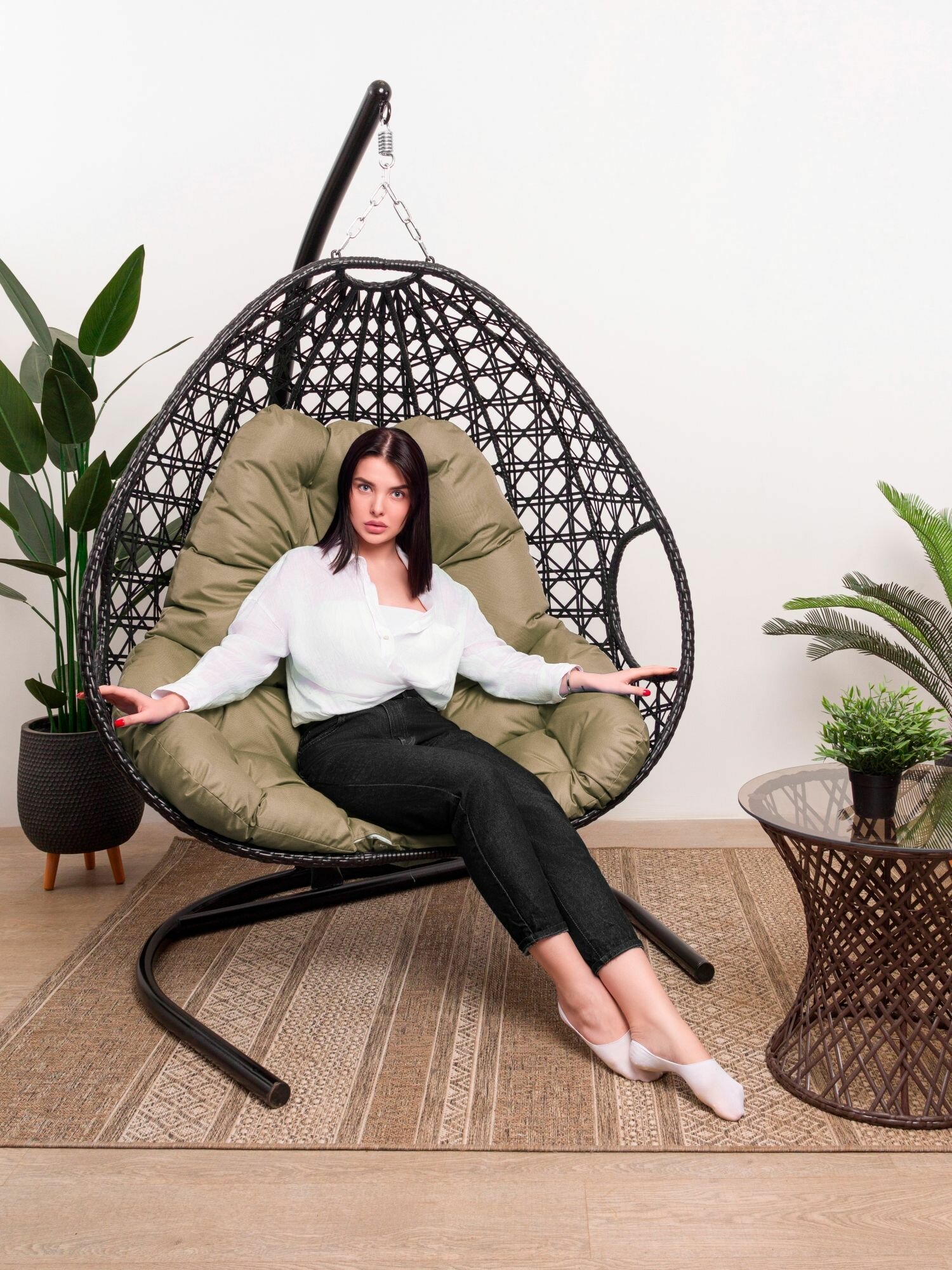 Подвесное кресло для двоих люкс, с ротангом чёрное, бежевая подушка