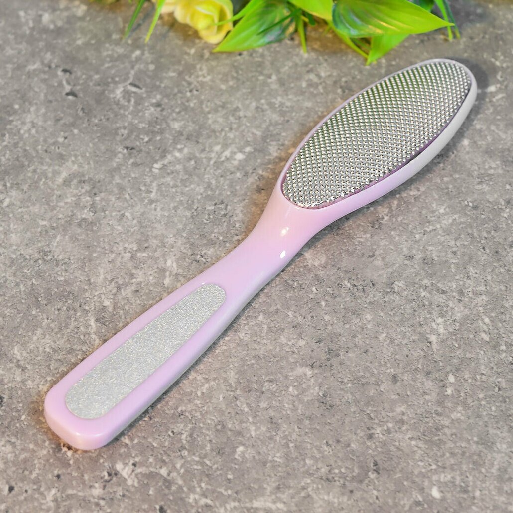 Терка для пяток с металлической сеткой, пластиковая ручка, цвет белый/фиолетовый