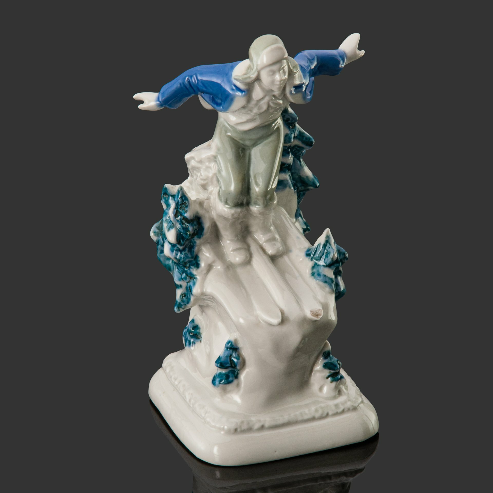 Статуэтка "Лыжник-пионер", автор С. М. Орлов, фарфор, роспись