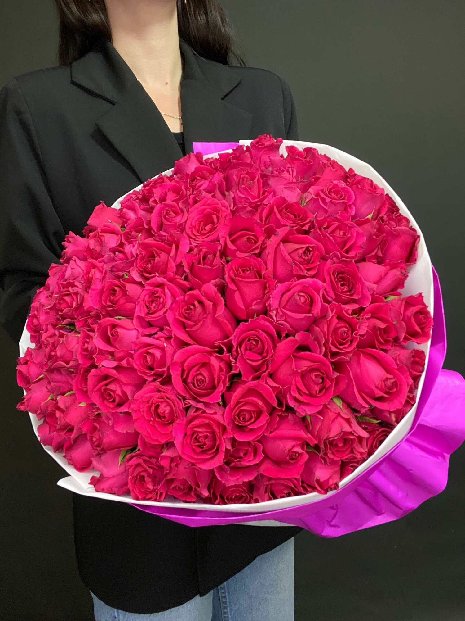 Малиновые розы (розы - 101 шт), высота букета 40 см, ширина 40 см