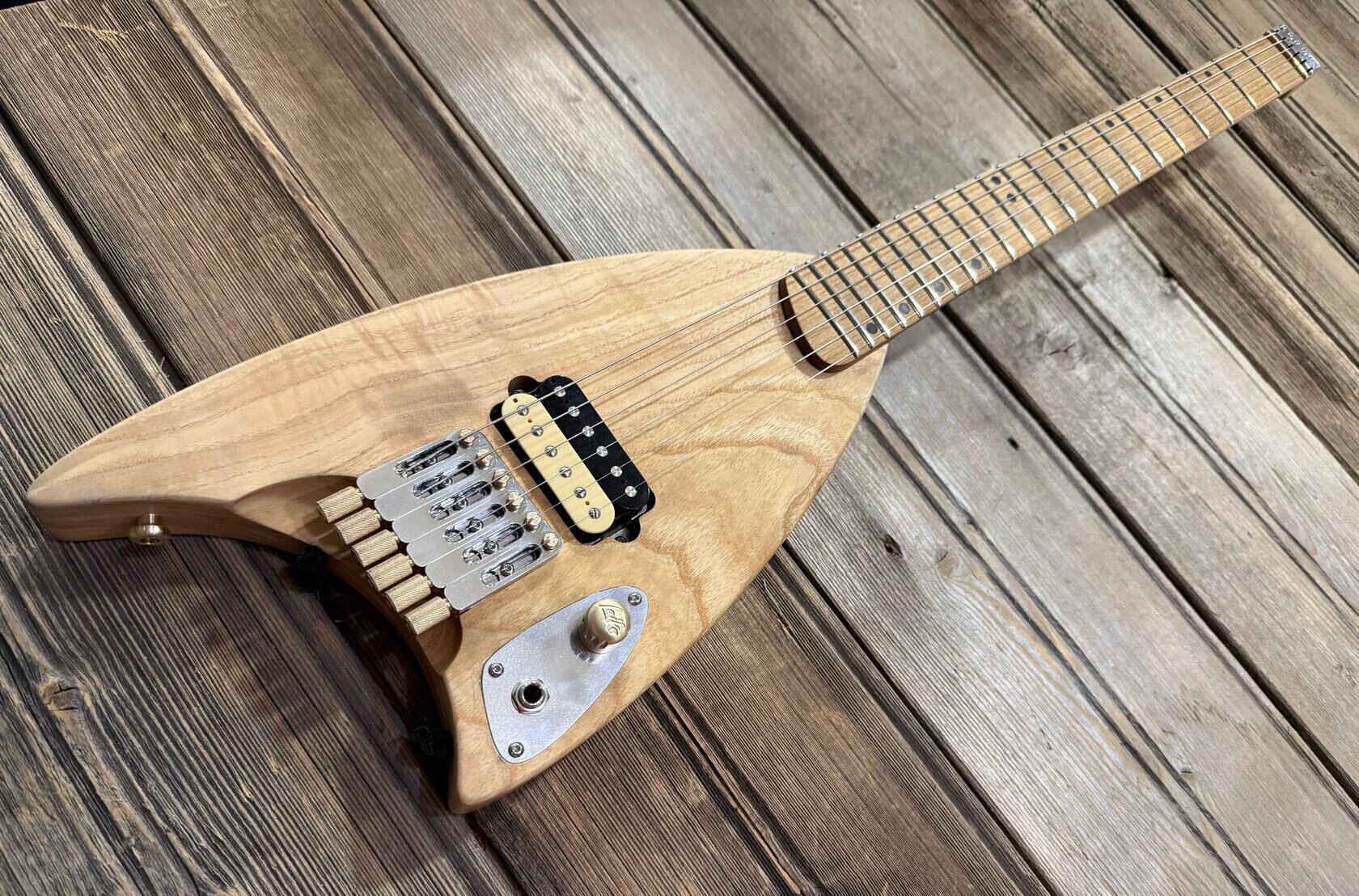 Laika Roket Тревел-гитара Ясень Натуральное покрытие