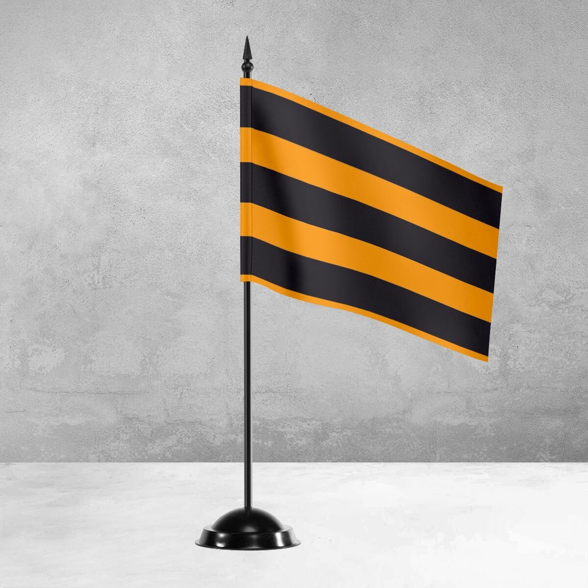 Настольный Георгиевский флаг на пластиковой черной подставке