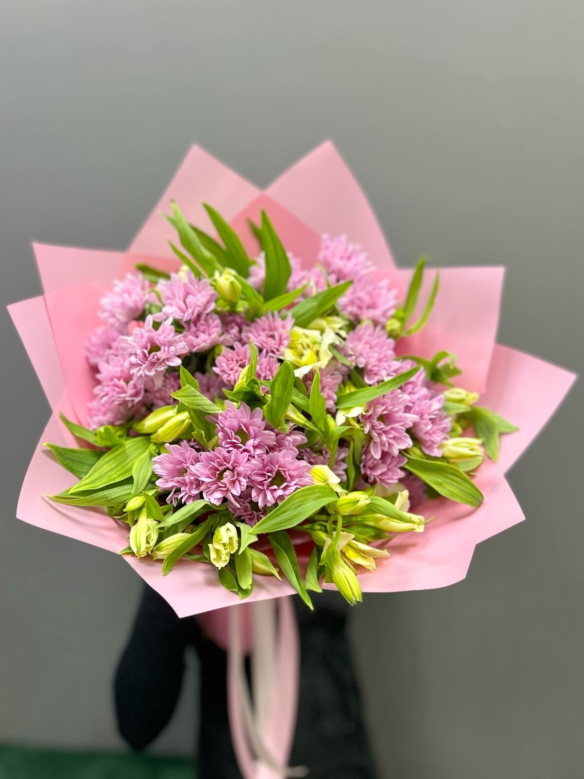 Букет флавэль "Микс", хризантемы и альстромерии, 15 шт, 50 см, матовая пленка