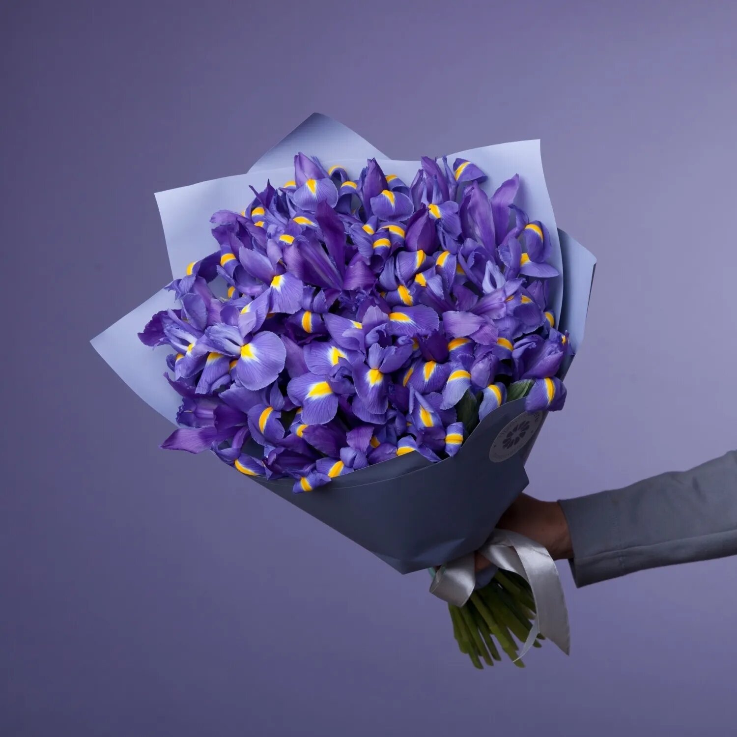 Букет Ирис "Блу Мэджик" 51 шт Высота 60 см в коробке и аквабоксе от "Простоцветы"