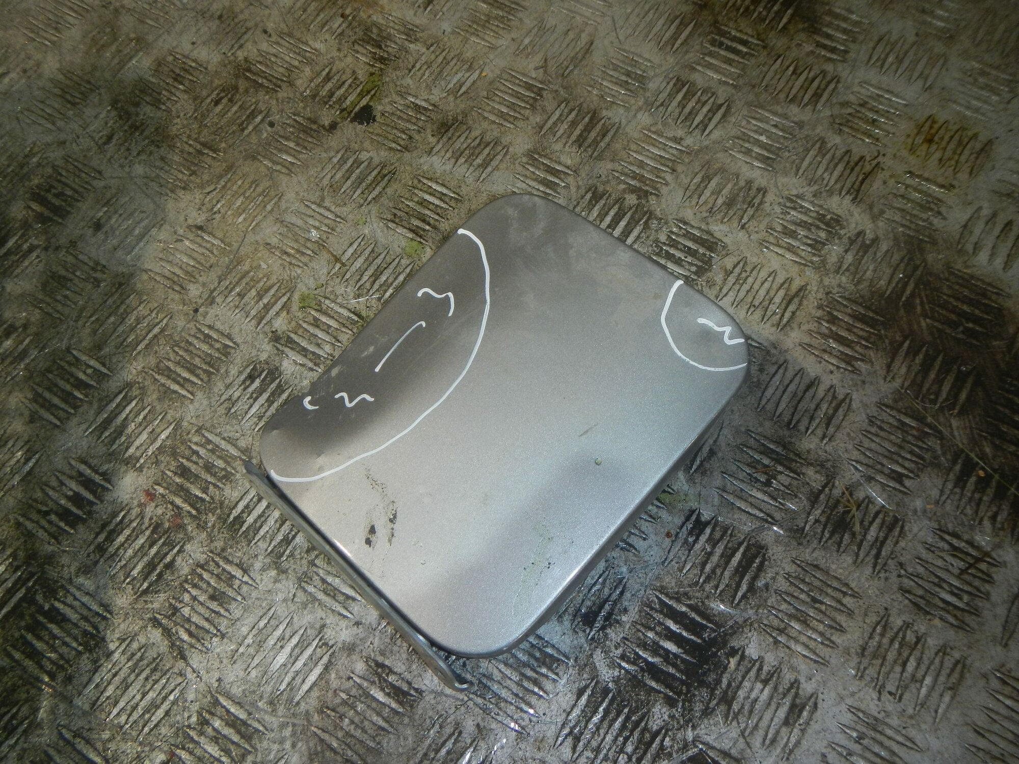 Б/У Лючок бензобака, Nissan (Ниссан)-TIIDA (C11) (07-) NISSAN TIIDA (C11) (07-) хетч Деформация. 538163 NISSAN арт. 78830...