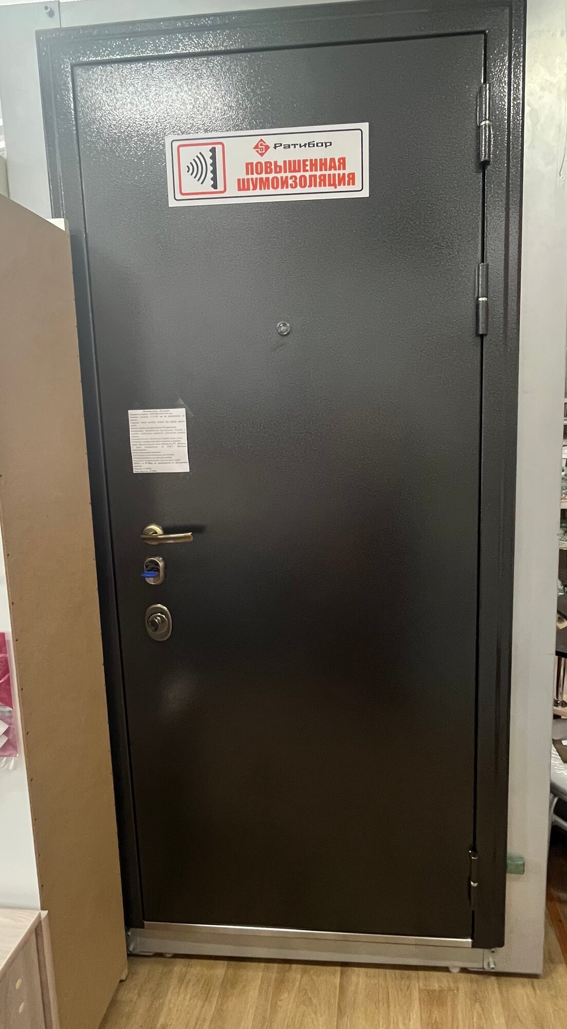 Входная дверь для квартиры «Колизей» размер 2050*860 петли справа, нержавеющий порог, внутри белая гладкая панель, двойная покраска коробки, замок Mottura (Италия), фурнитура бронза, толщина полотна 115мм,