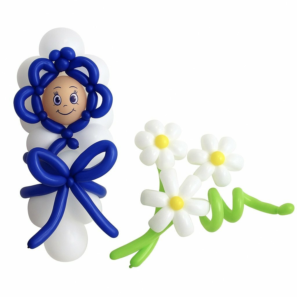 Младенец и букетик цветочков на выписку из роддома