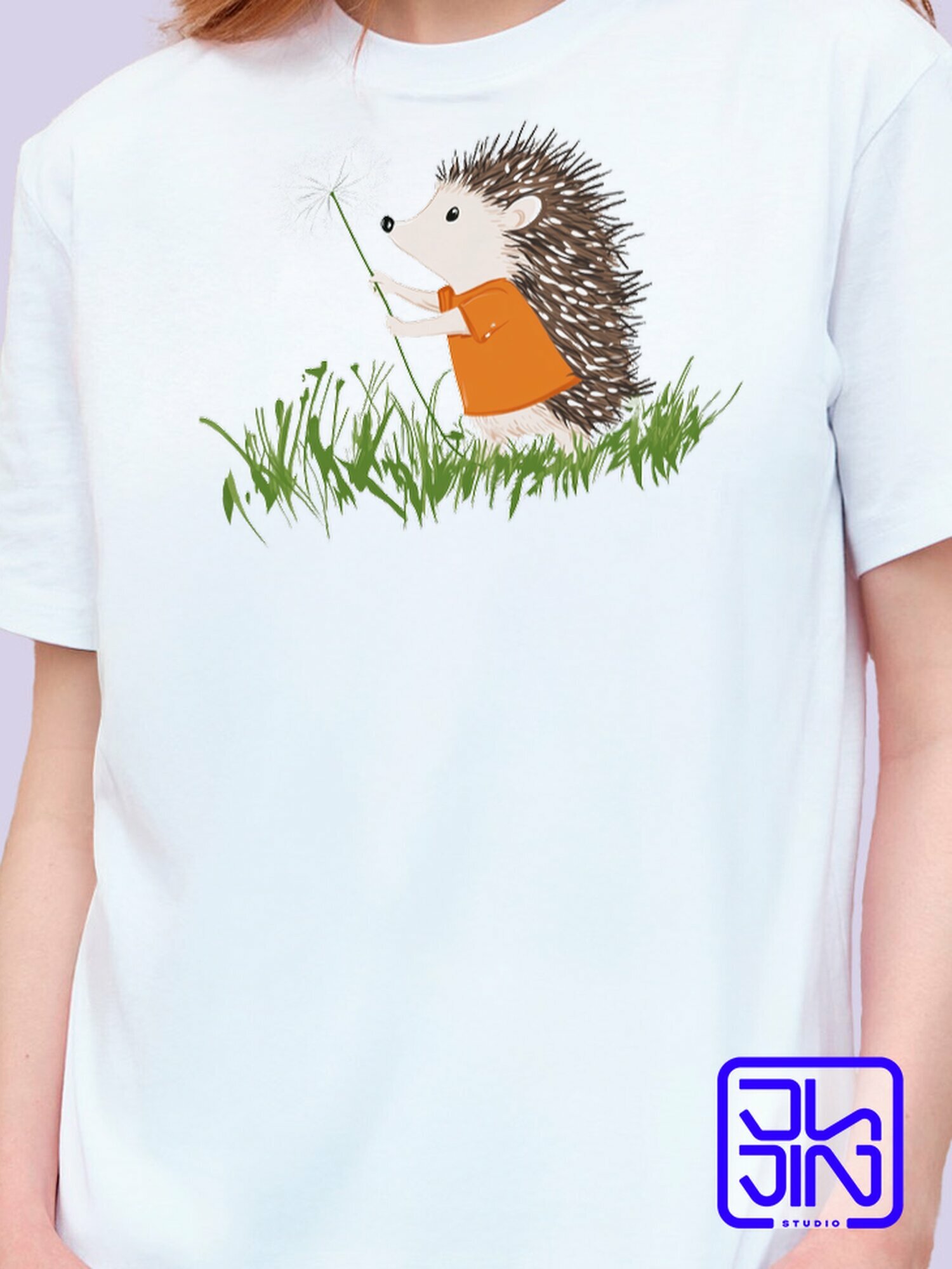 Футболка классическая женская с авторским принтом Смешной веселый ежик в коричневой траве с белым пушистым одуванчиком, белый хлопковый трикотаж с прикольным рисунком на груди