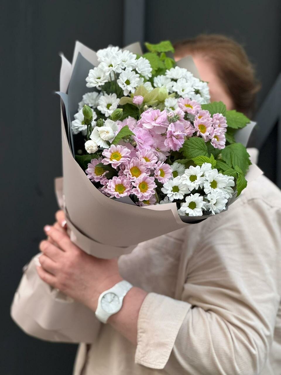 Букет цветов для девушки"Для настроения"с хризантемами и маттиолой купить с доставкой в Москве