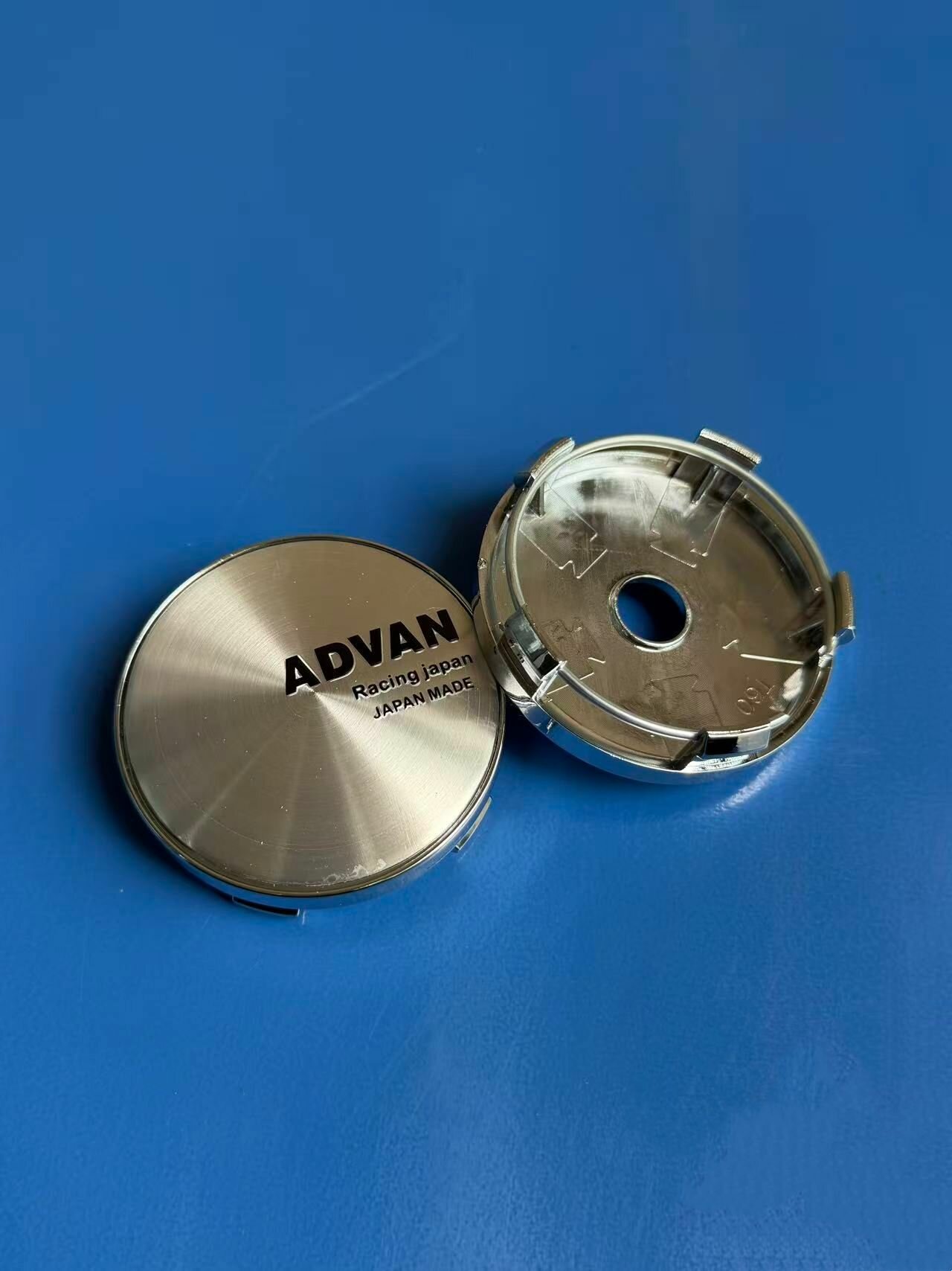 Колпачок на ступицу литого диска на автомобили ADVAN, размер 60/56/10 мм, комплект 4 штуки. На диск LADA влезут.