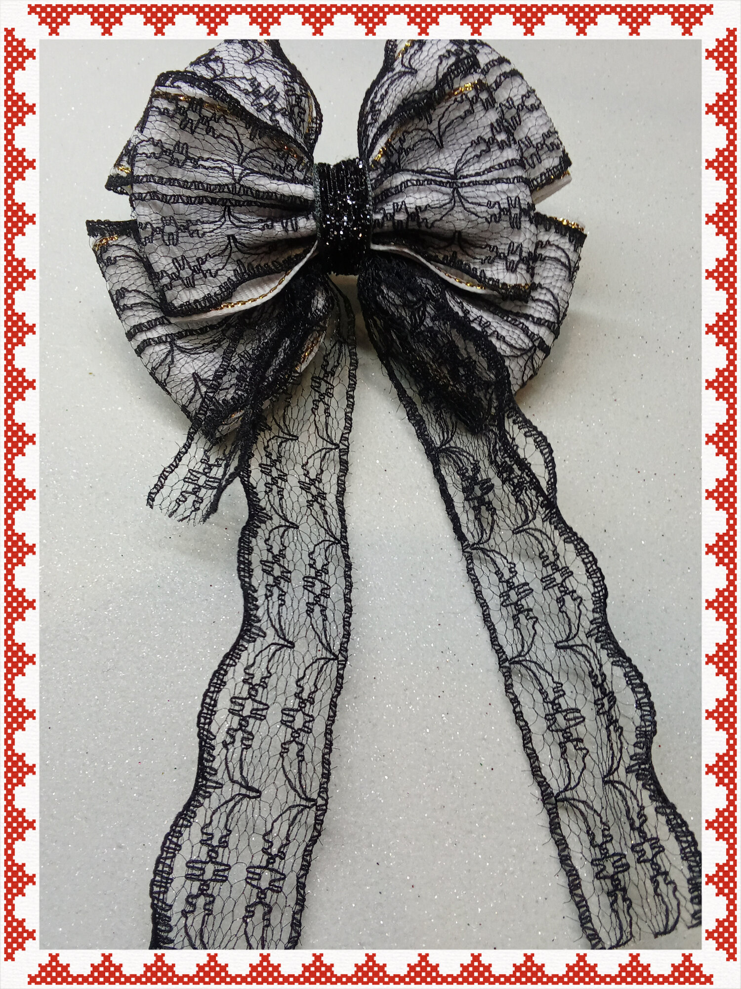 Бантик из репса с кружевом на резинке ручной работы, подходит как для мероприятия так и для повседневного использования