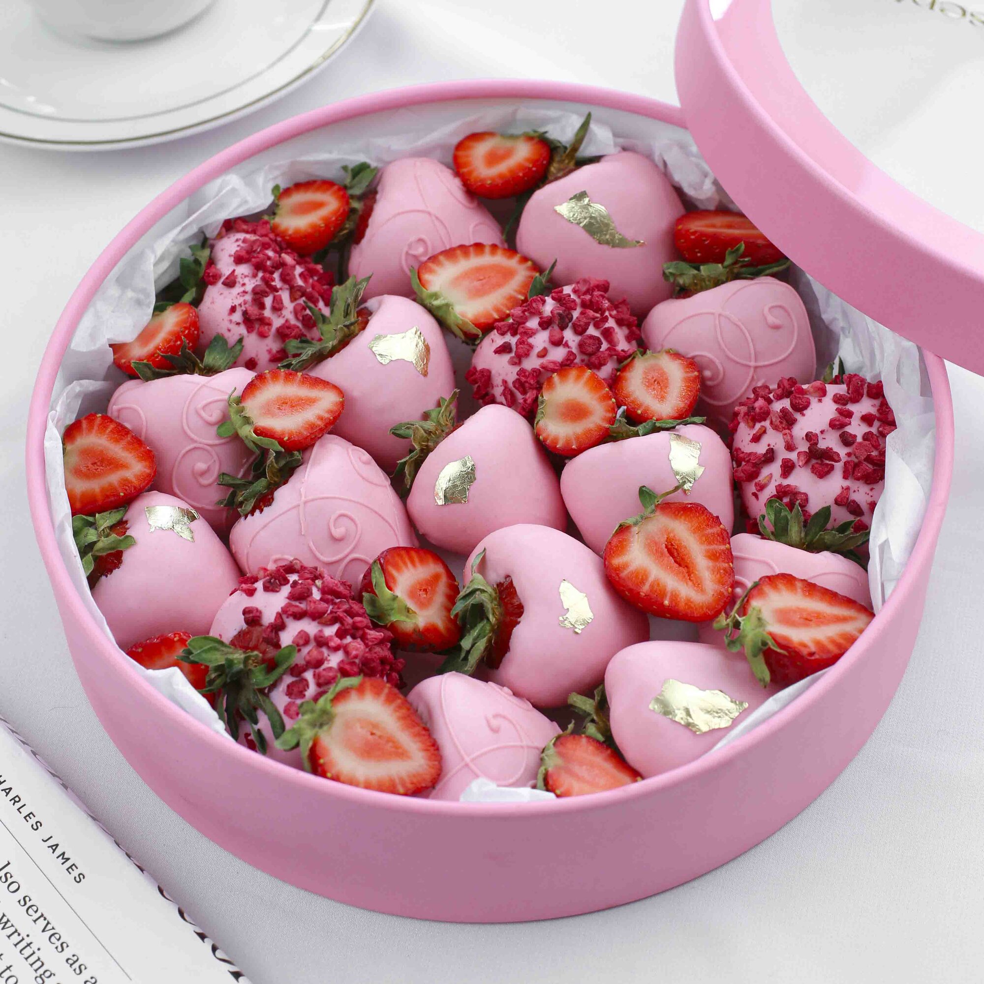 Клубника в шоколаде в коробке Набор "Princess", в подарочной упаковке, с малиной, 15-18 шт