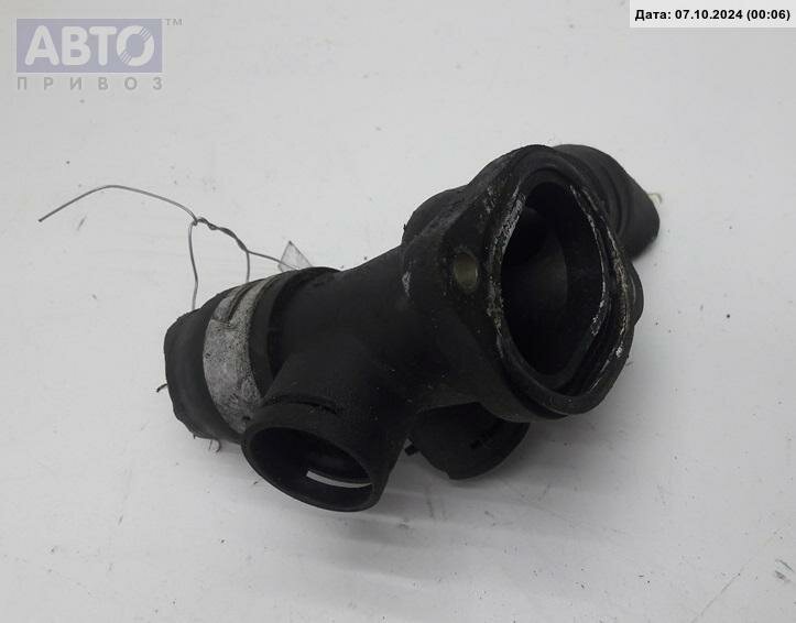 Фланец (тройник) системы охлаждения Volkswagen Passat B4