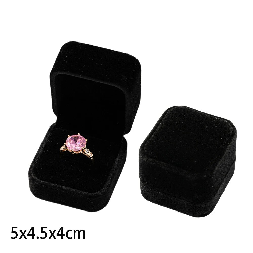 Шкатулка для кольца бархатная черная 5x4.5x4см, розовый камень