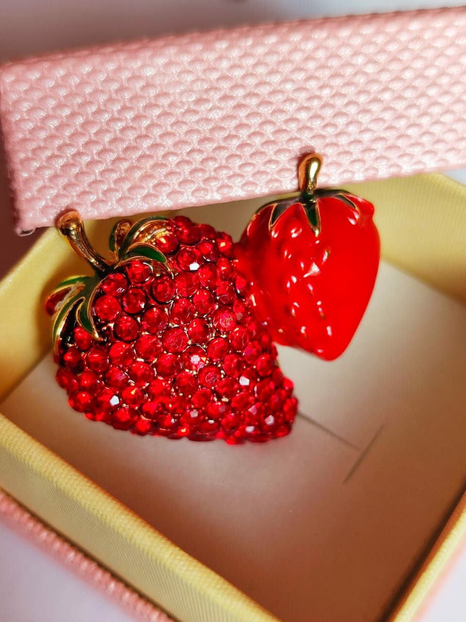 Брошь, эмаль, стразы