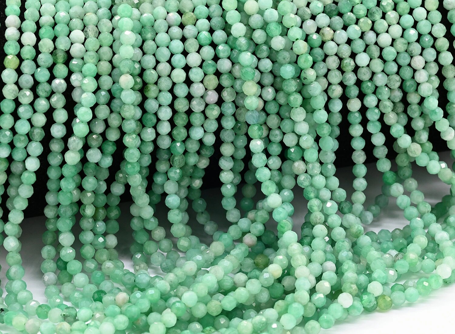 Бусины из изумруда шарик гр.3мм, 39см, 128 бусин .