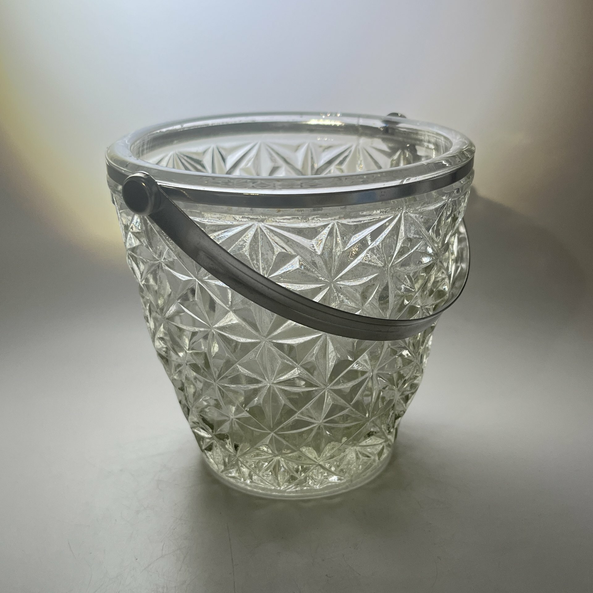 Конфетница в виде корзинки с ручкой, стекло, металл, алмазная грань, СССР