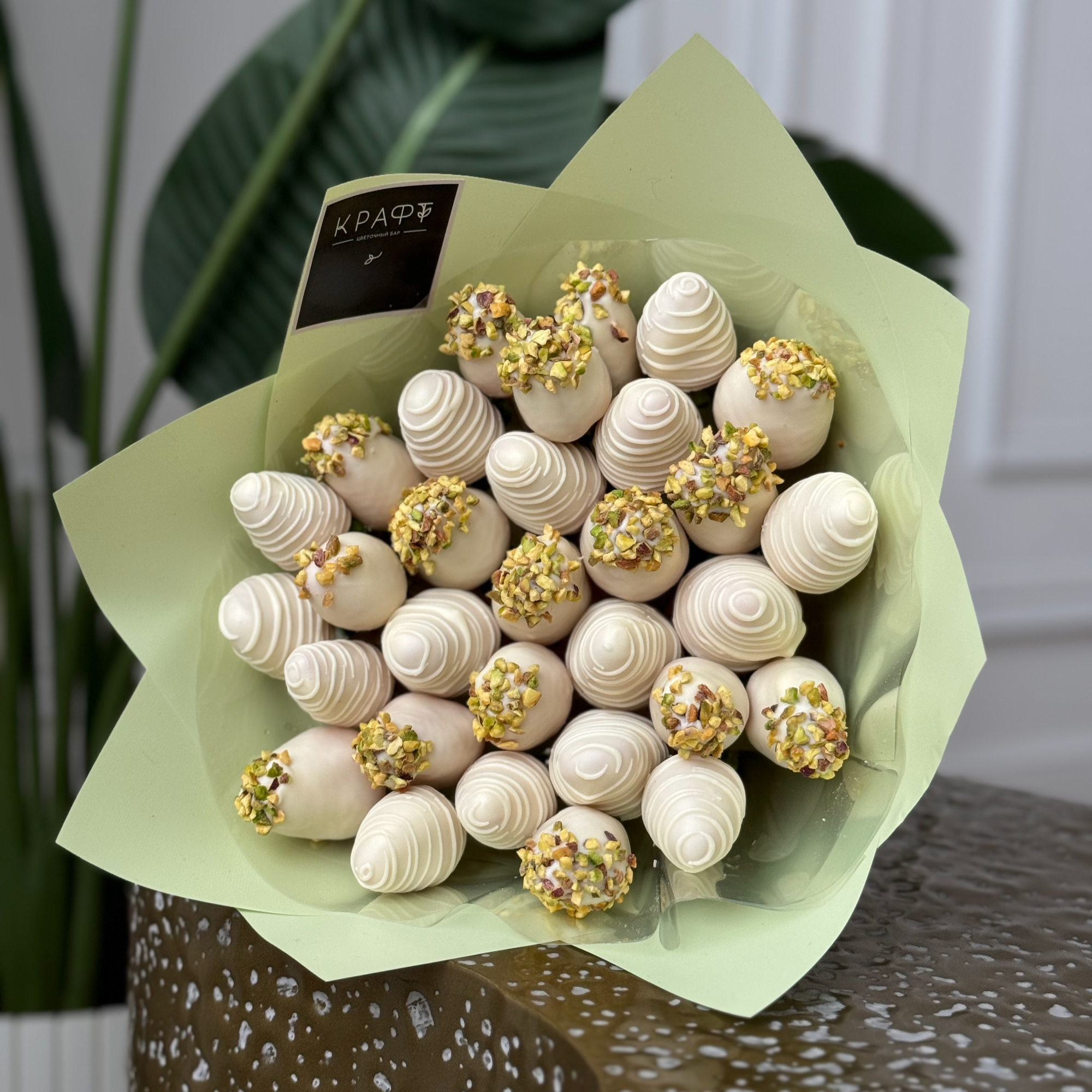 Букет "Цветочный бар Крафт", клубника в шоколаде, с фисташками