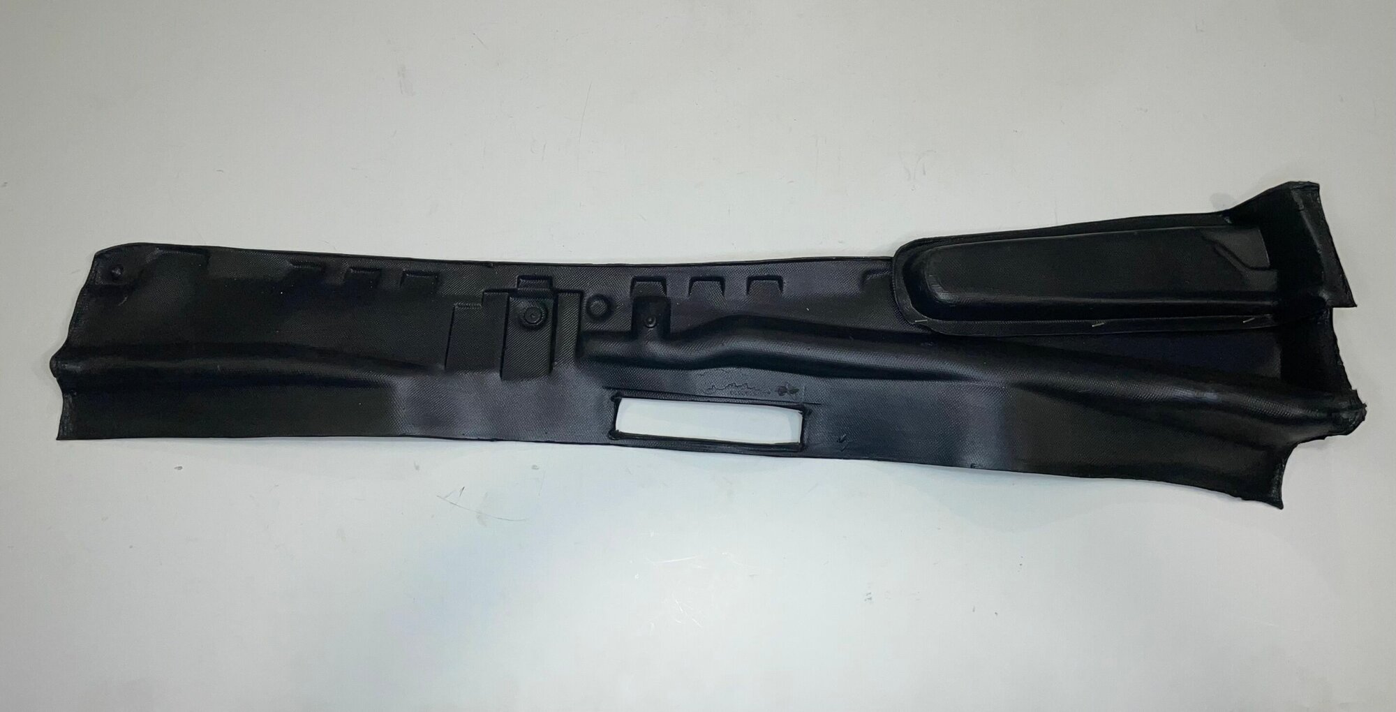 Панель стеклоочистителя (кожух) Chery Amulet [1.6 8V 5MT лифтбэк] A115300630